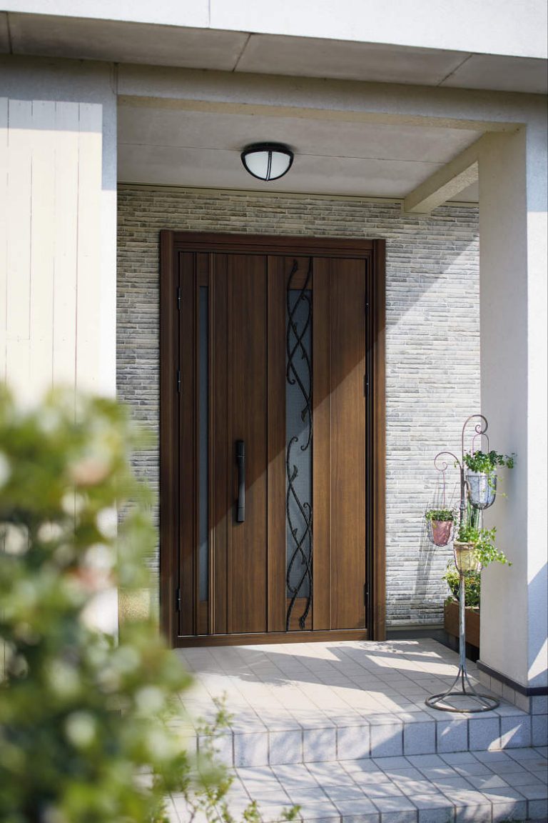 玄関ドアの色選びに新築時とリフォーム時の違いはある？